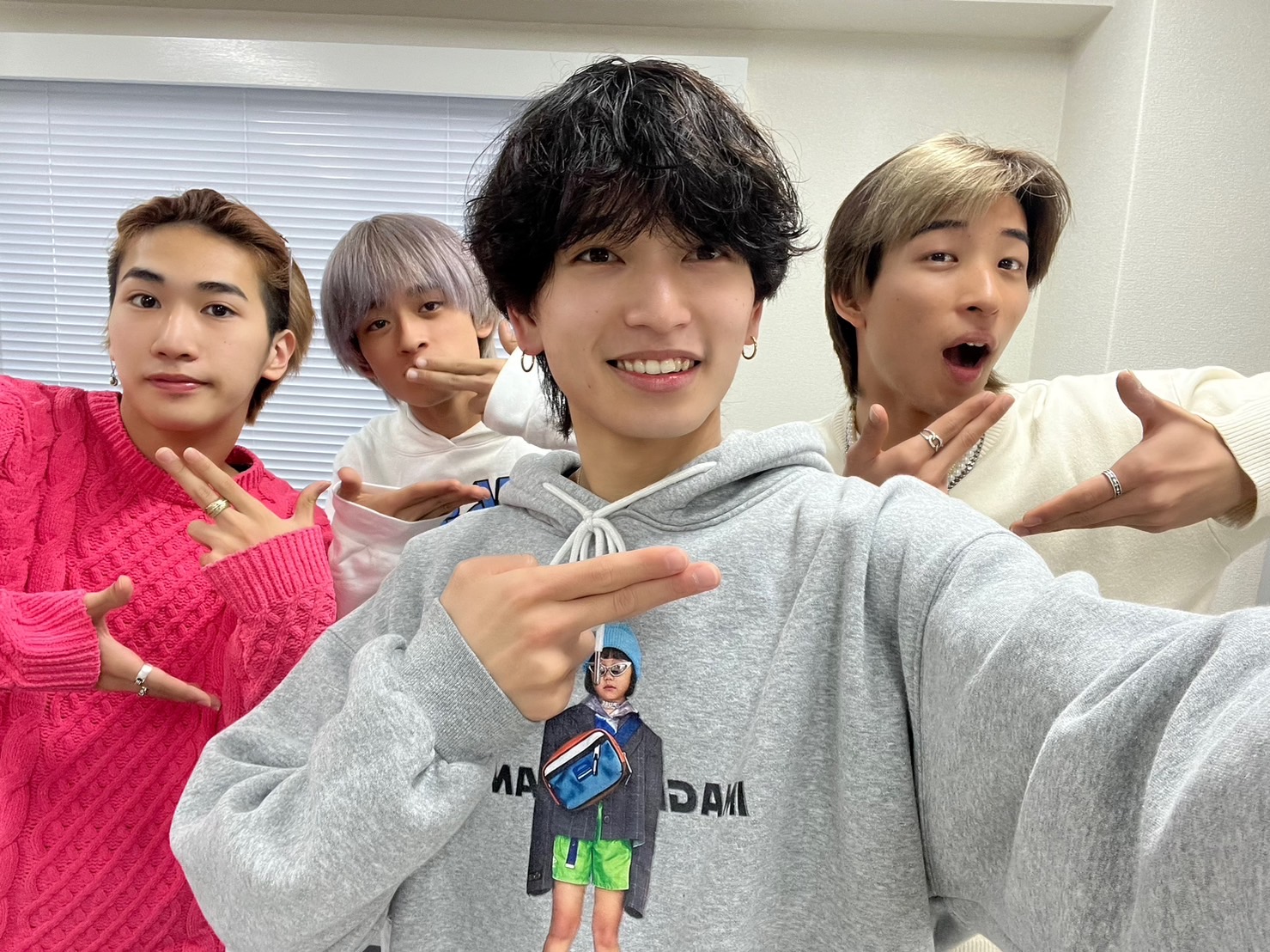 12/18、12/19 フリーライブ特典会 ポーズ決定！！｜WATWING OFFICIAL FANCLUB「W HOME」